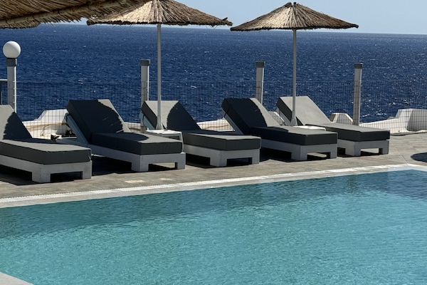 Piscina exterior, guarda-sóis, espreguiçadeiras