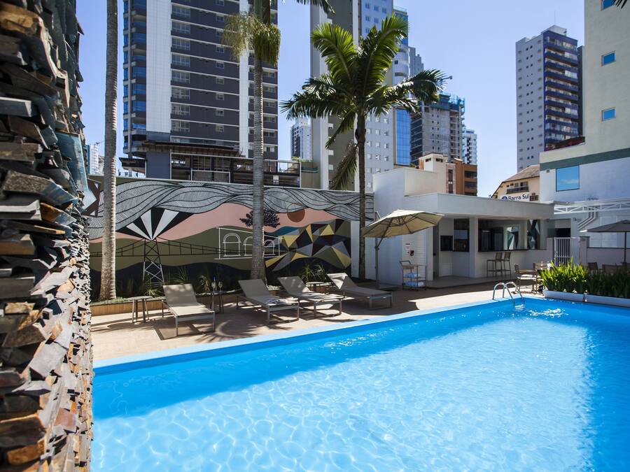 Piscina externa, espreguiçadeiras