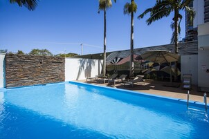 Piscina exterior, espreguiçadeiras