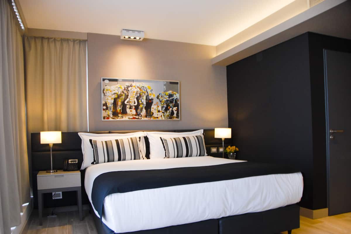 Roupa de alta qualidade, minibar, cofre no quarto, secretária 