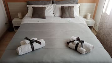 Quarto Duplo Standard, casa de banho partilhada, Vista para a cidade (Politeama) | Roupa de alta qualidade, edredões de penas, minibar