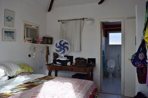Casa clássico, 4 quartos, sacada, vista para o jardim | 1 quarto, escrivaninha, ferros/tábuas de passar roupa