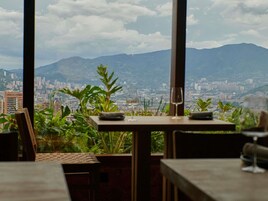 2 restaurantes, pequenos-almoços servidos, cozinha local 