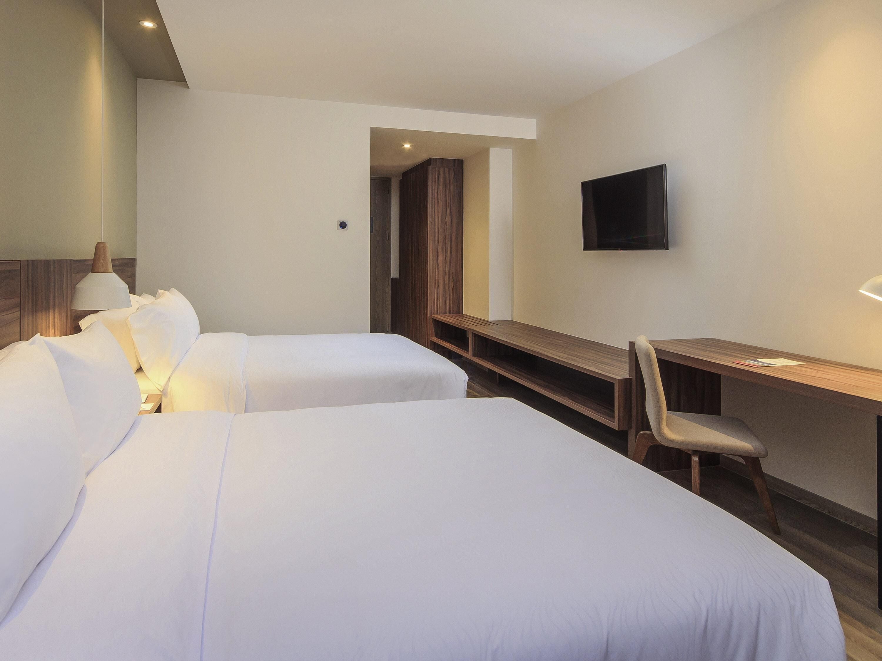 Quarto Standard, 2 camas individuais | Roupa hipoalergénica, minibar, cofre no quarto, secretária 
