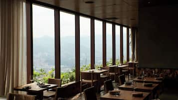 2 restaurantes, pequenos-almoços servidos, cozinha local