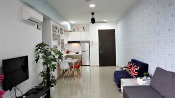 Apartamento, 2 quartos | Sala de estar | Smart TV, mesa de pingue-pongue