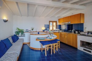 Apartamento básico, 2 quartos, para não fumantes, vista para o mar | Cozinha privada | Geladeira grande, micro-ondas, fogão, cooktop