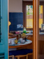 Apartamento básico, 2 quartos, para não fumantes, vista para o mar | Cozinha americana privada | Geladeira grande, micro-ondas, fogão, cooktop