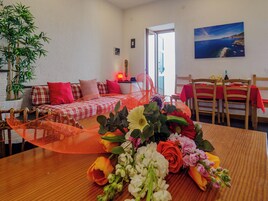 Apartamento, 2 quartos | Opções para refeição no quarto