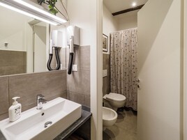 Estúdio Deluxe, 1 cama de casal, ar condicionado, junto à praia | Casa de banho | Um polibã, um chuveiro fixo, artigos de higiene ecológicos 