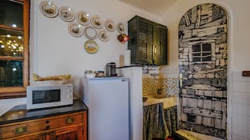 Vila panorâmica, 2 quartos, varanda, vista para o mar | Cozinha privada | Geladeira, micro-ondas, cooktop, cafeteira/chaleira