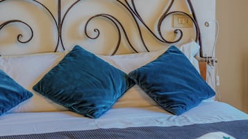 Vila panorâmica, 2 quartos, varanda, vista para o mar | 2 quartos, escrivaninha, Wi-Fi de cortesia, roupa de cama