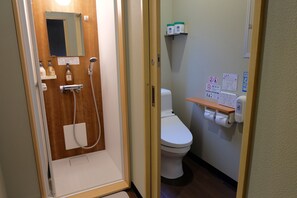 Artigos de higiene pessoal grátis, um secador de cabelo, chinelos 