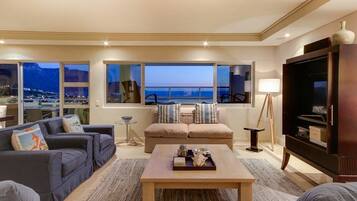 Apartamento Deluxe, 3 quartos | Sala de estar | Televisor