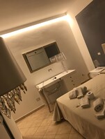 Quarto Clássico com Cama de Casal | Minibar, cofre no quarto, secretária, Wi-fi grátis 