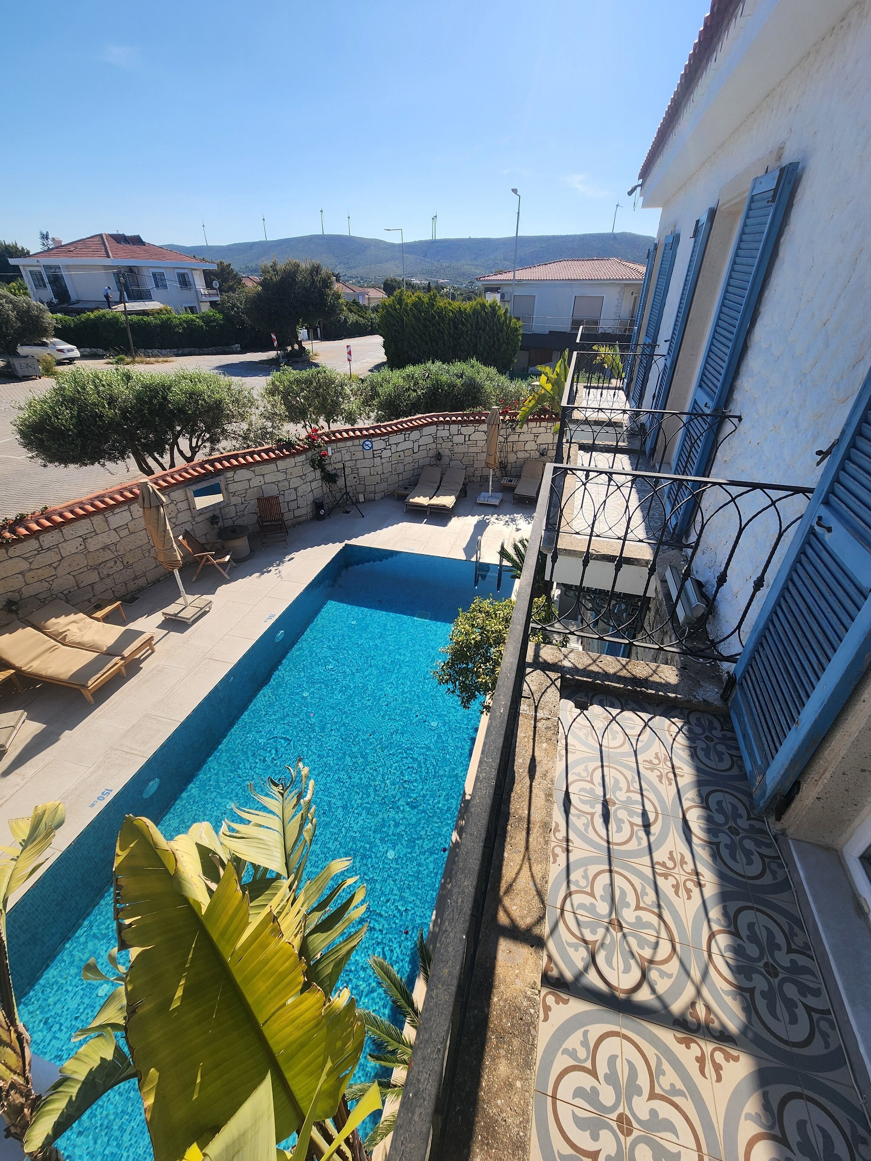 Piscina exterior, guarda-sóis, espreguiçadeiras 