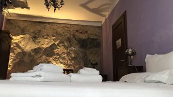 Quarto triplo conforto (Viola) | Escrivaninha, Wi-Fi de cortesia, roupa de cama