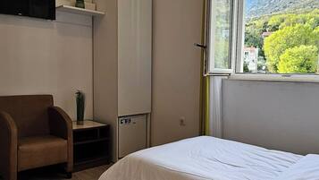 Quarto solteiro standard, banheiro privativo, vista para o jardim | Wi-Fi de cortesia, roupa de cama