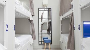 Dormitório Partilhado, apenas para mulheres (8 Beds Dorm) | Roupa de alta qualidade, edredões de penas, secretária