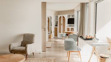 Suite - Prestige avec vue sur la mer | Minibar, cofre no quarto, secretária, ferro/tábua de engomar