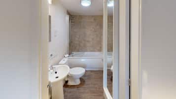Quarto Duplo Standard (King) | Casa de banho | Artigos de higiene pessoal grátis, um secador de cabelo