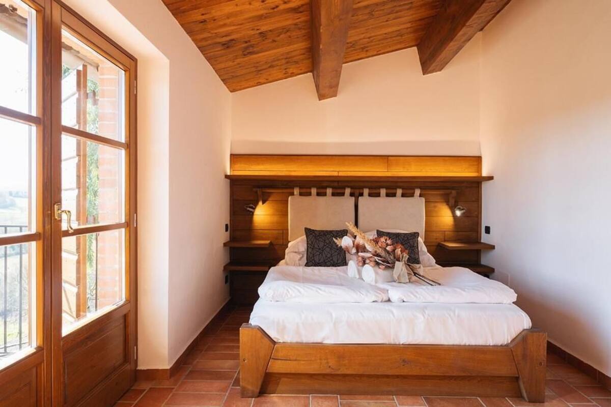 Villa Superior, banheira de hidromassagem (Villa Bianca) | Roupa de alta qualidade, edredões de penas, camas de colchão pillowtop 