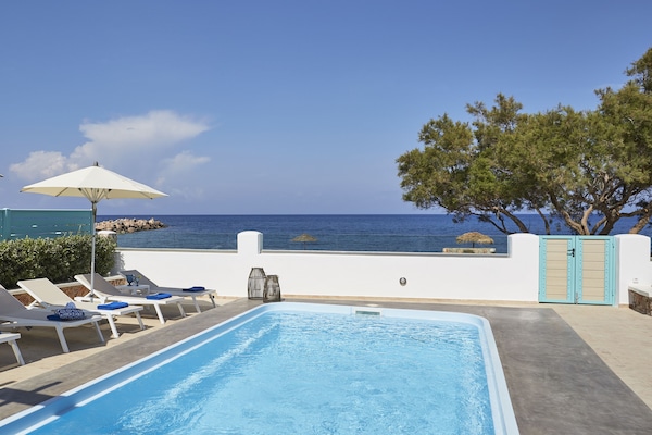 Piscina externa, guarda-sóis, espreguiçadeiras