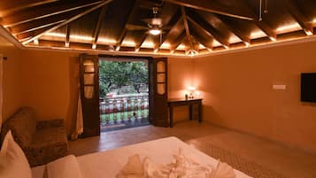 Quarto Superior | Roupa de alta qualidade, minibar, cofre no quarto