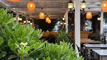 Café da manhã, almoço e jantar; culinária internacional