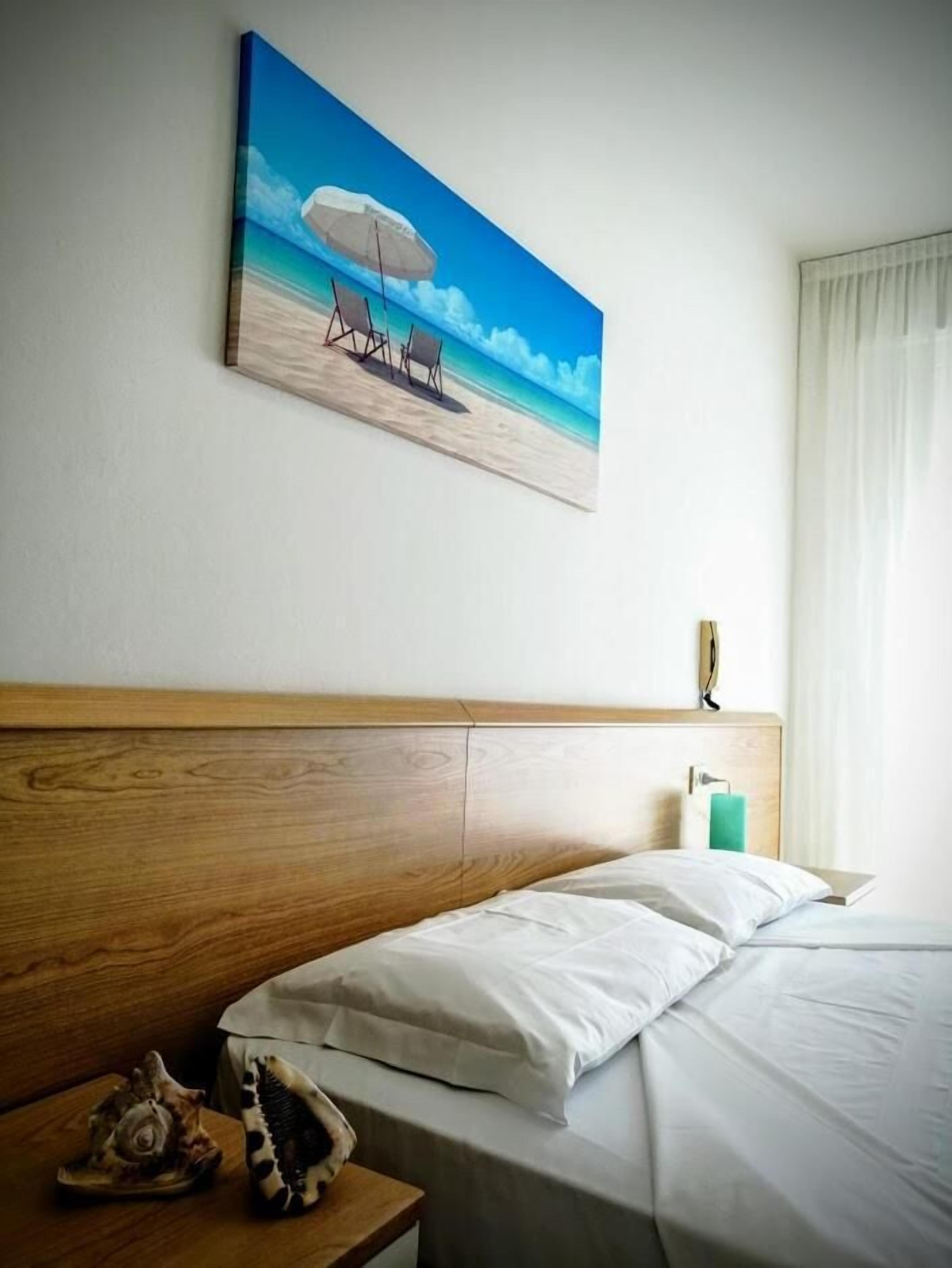 Cofres nos quartos, escrivaninha, Wi-Fi (sobretaxa)
