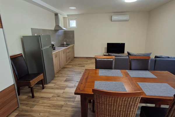 Apartamento superior, 1 quarto | Sala de estar | TV de tela plana 100 cm com canais a cabo, TV