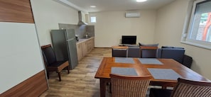 Apartamento Superior, 1 quarto | Sala | Televisor de ecrã plano de 100 cm com canais por cabo, televisor 