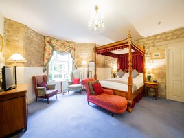 Suíte superior, várias camas (Quadruple) | Cofres nos quartos, individualmente decorados, escrivaninha