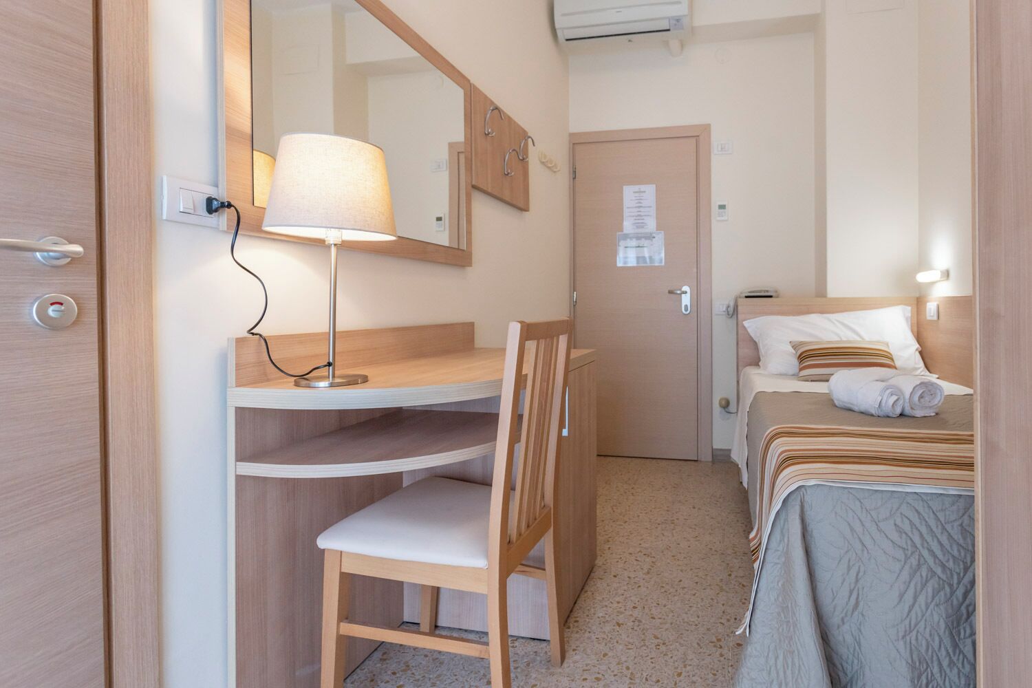 Quarto Individual, varanda | Cofre no quarto, secretária, Wi-fi grátis, roupa de cama fornecida 