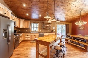 The Beautiful Whitetail Ridge-Luxury 5BR Cabin, Just minutes from ...
