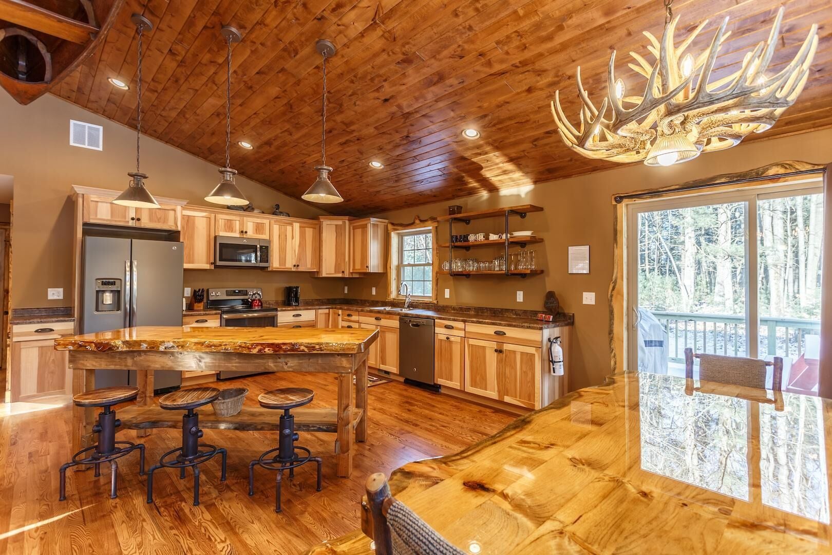 The Beautiful Whitetail Ridge-Luxury 5BR Cabin, Just minutes from ...