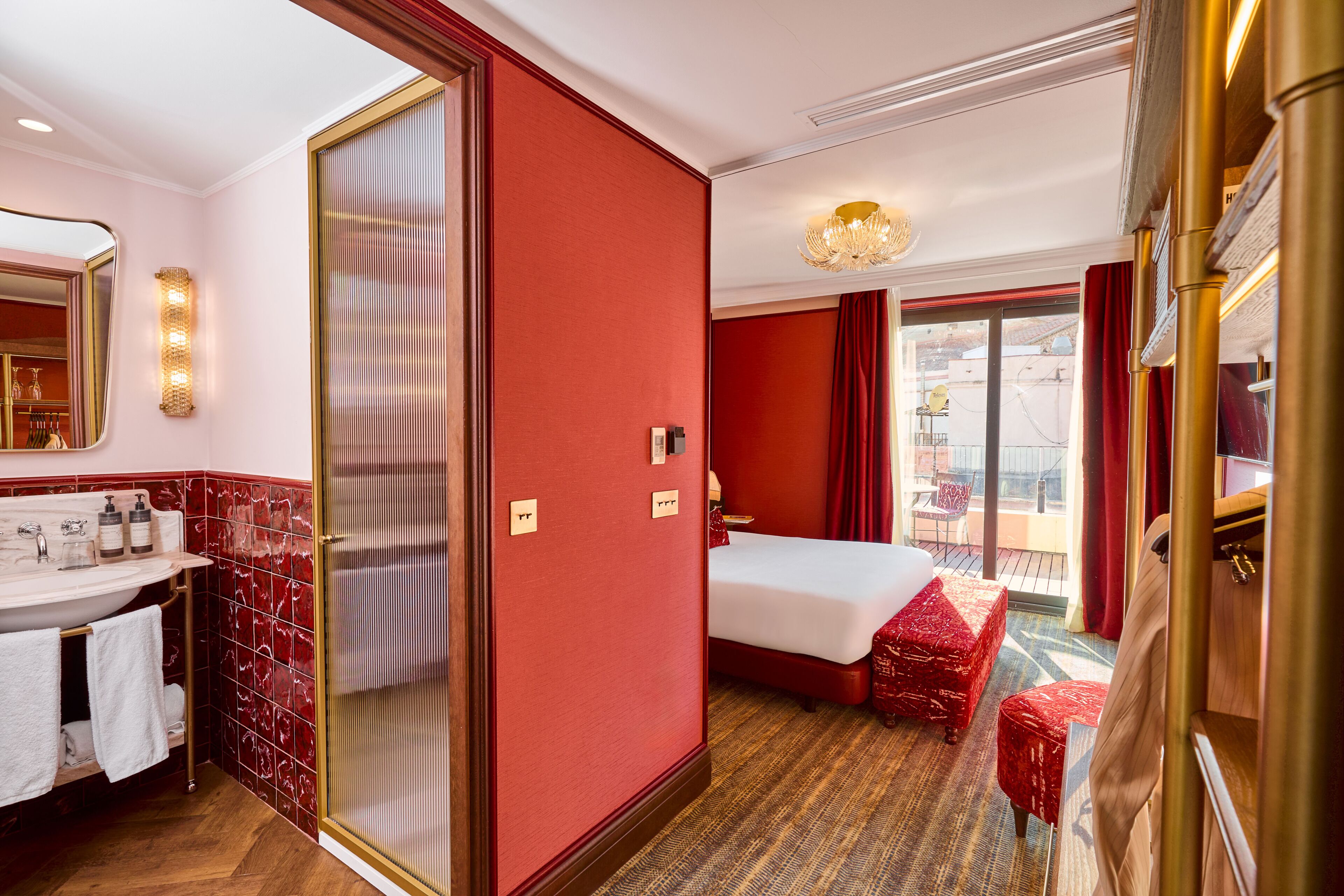 Deluxe Room with Terrace | Edredons de pluma, camas Select Comfort, frigobar, cofres nos quartos