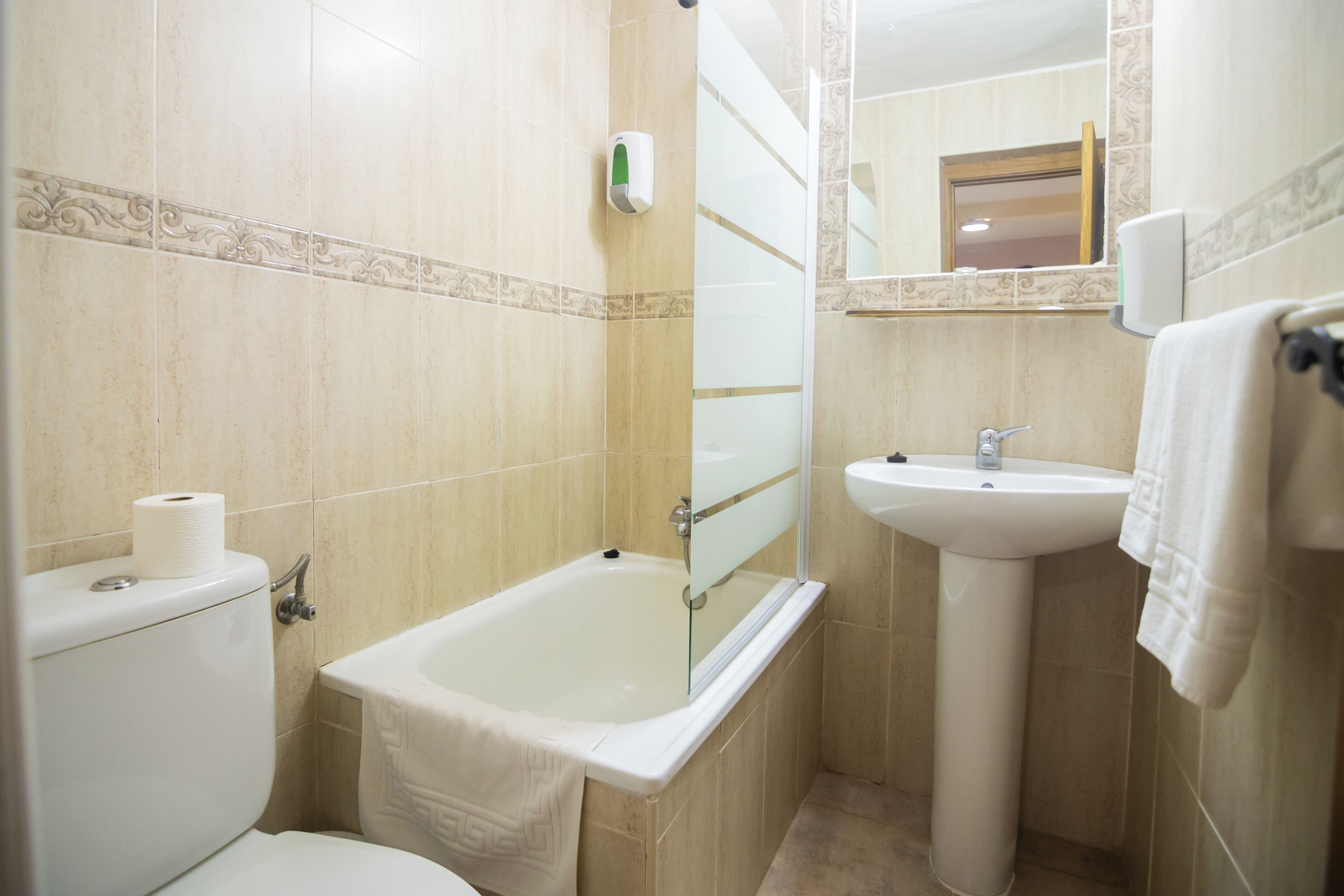 Quarto Duplo Comfort | Casa de banho | Uma banheira, uma banheira de imersão total 