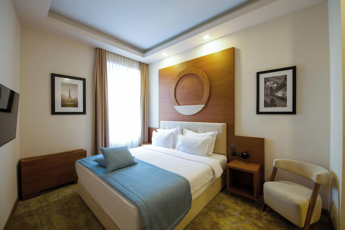 Quarto casal luxo | Frigobar, cofres nos quartos, escrivaninha, quartos à prova de som