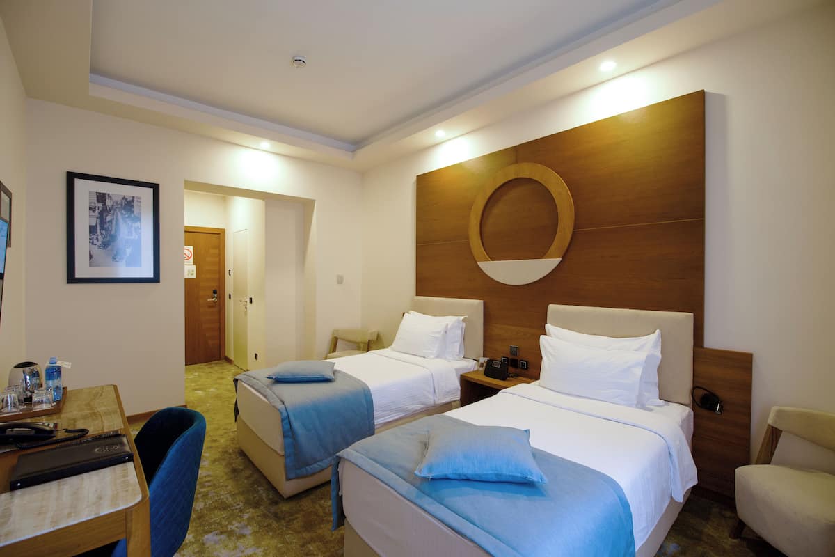 Quarto duplo luxo | Frigobar, cofres nos quartos, escrivaninha, quartos à prova de som