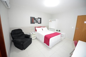 Quarto casal standard | Roupas de cama premium, frigobar, escrivaninha, cortinas blackout