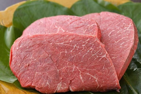 Bifes de carne crua sobre uma folha.