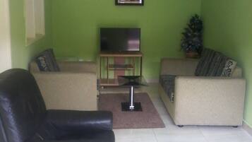 Suite, 1 cama queen-size, não fumadores | Sala de estar | Televisor de ecrã plano de 32 polegadas com canais via satélite