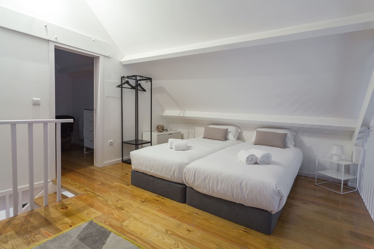 Berços (sobretaxa), Wi-Fi de cortesia, roupa de cama