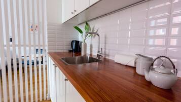 Um frigorífico, um micro-ondas, uma placa de cozinha