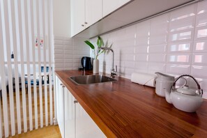 Um frigorífico, um micro-ondas, uma placa de cozinha 