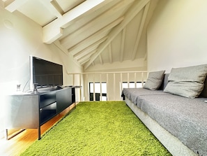 Apartamento, 1 quarto (5) | Sala de estar | TV de ecrã plano 