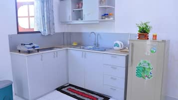 Duplex, vista para a cidade, ao lado da praia | Cozinha americana privada | Geladeira, cafeteira/chaleira