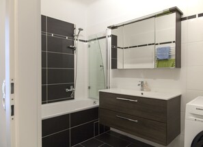 Apartamento Deluxe, 2 quartos | Casa de banho | Uma combinação polibã/banheira, uma banheira de imersão total 