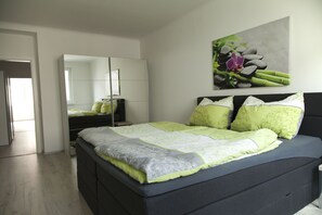 Apartamento Deluxe, 2 quartos | 2 quartos, roupa de alta qualidade, secretária, ferro/tábua de engomar 